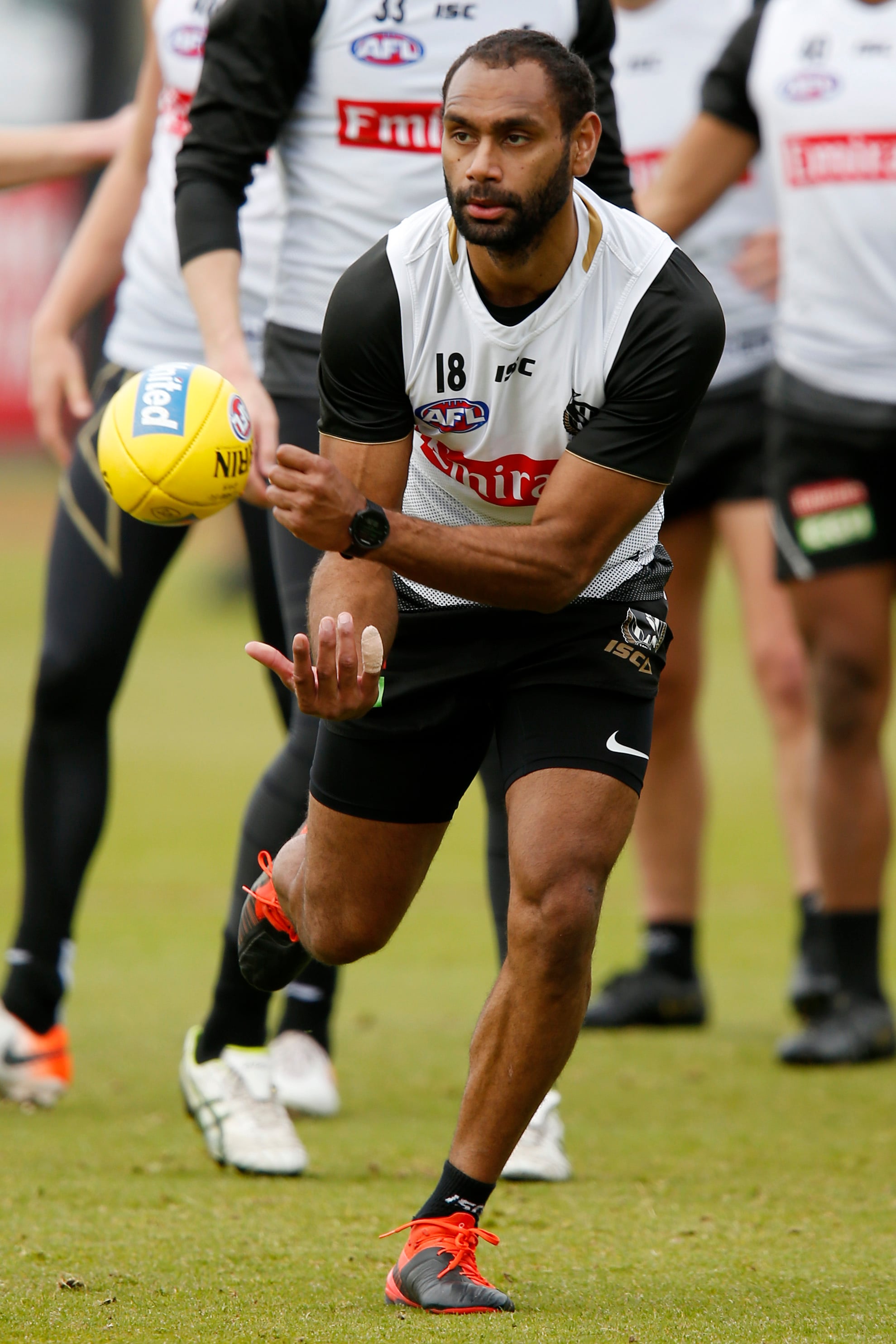 Varcoe suffers shoulder injury