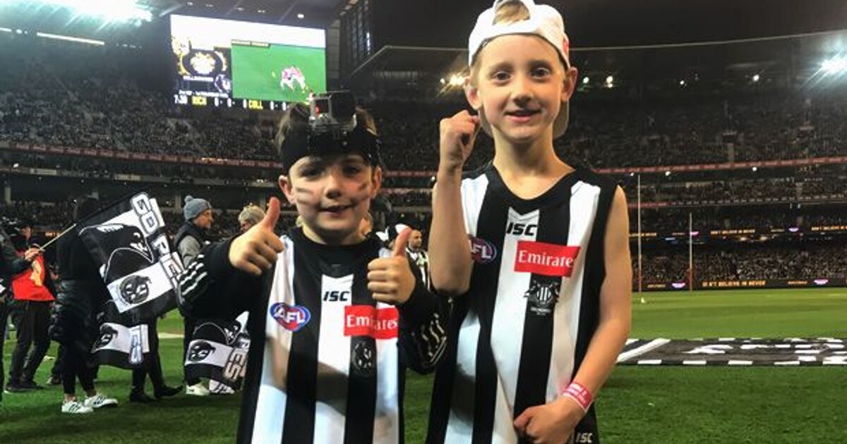 Amazing footage of junior mascot's MCG run