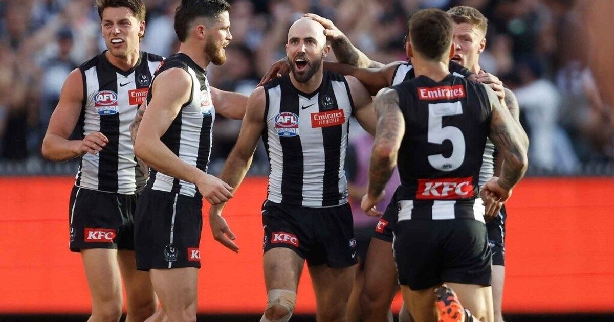 Steele seals it with long bomb