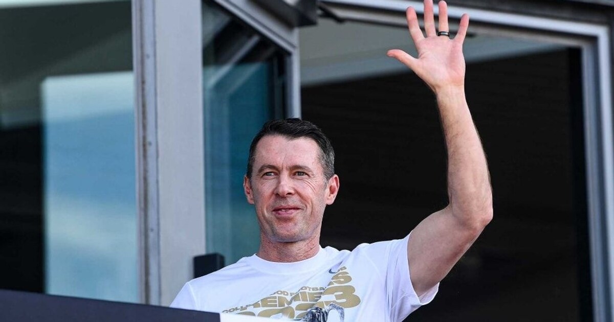 McRae and Moore address the Magpie Army