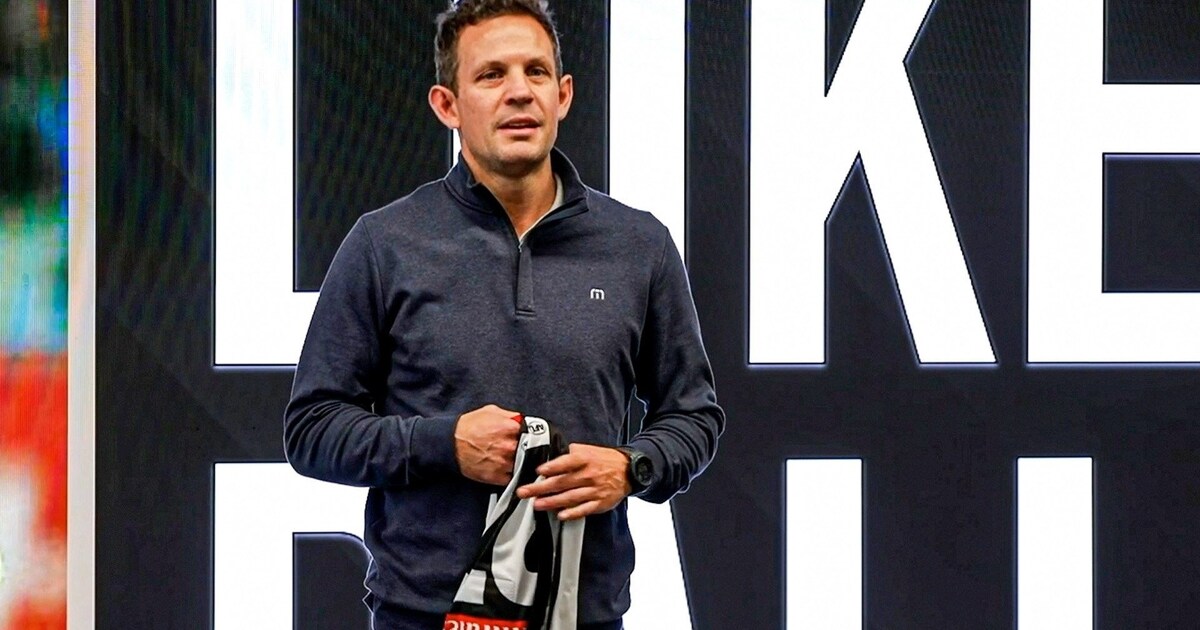 Luke Ball presents Jack Bytel with his Collingwood guernsey