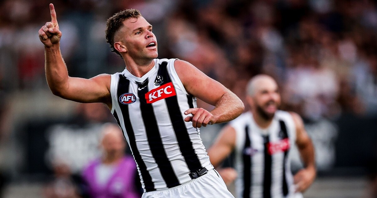Dan Houston kicks his first goal for Collingwood